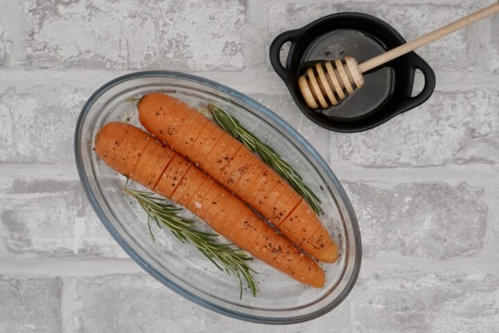 Hasselback carrots with honey and rosemary - Veggie Ideas